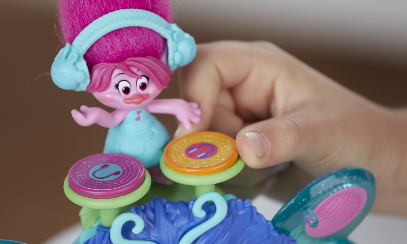 Hasbro Trolls Grająca DJ Poppy - Figurki - Sklep internetowy - al.to